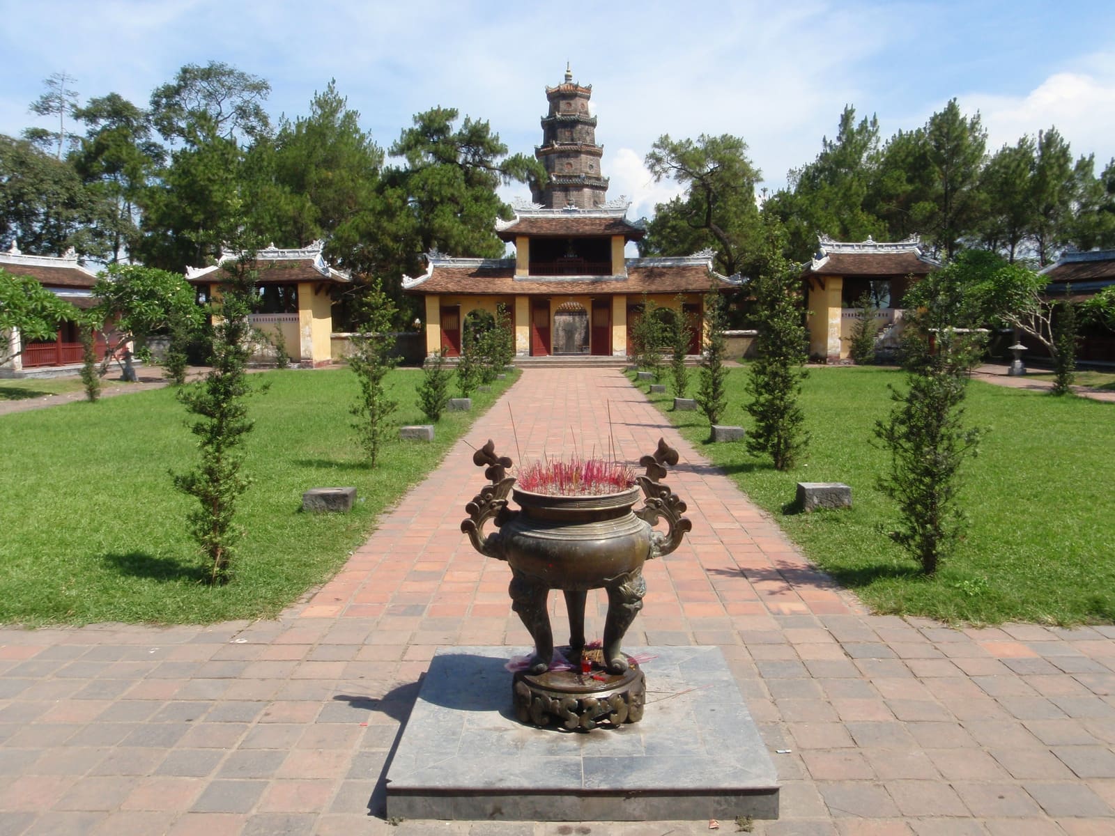 Tour Guide Shi Jang from Hue, Vietnam - green-tiger-travel.com